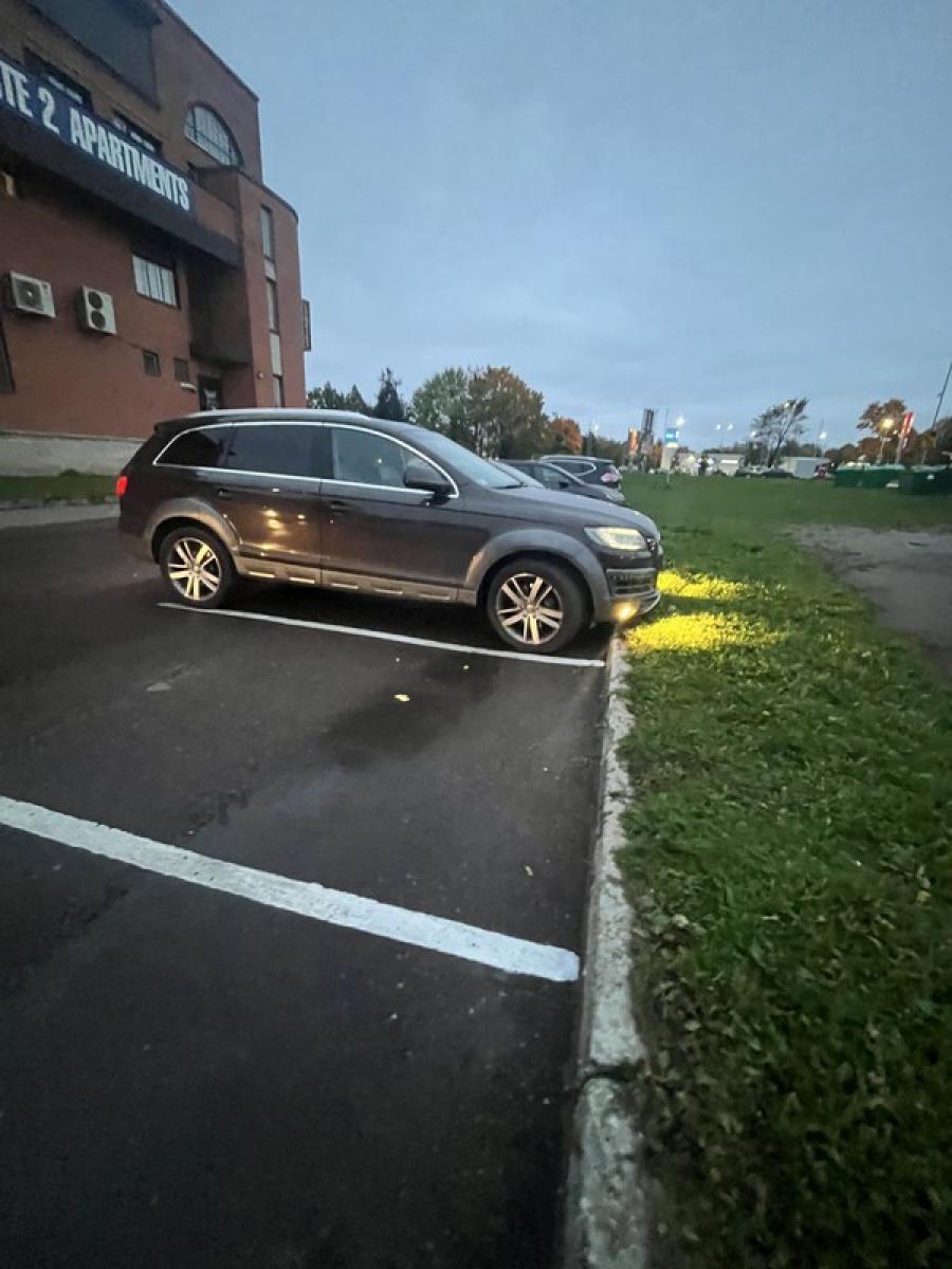 Brown Audi Q7 2011 in Narva, with an engine capacity of 3.00 L and mileage of 346 thousand km for 12500 €, photo 17 on AUTOMOTO.COM.LV