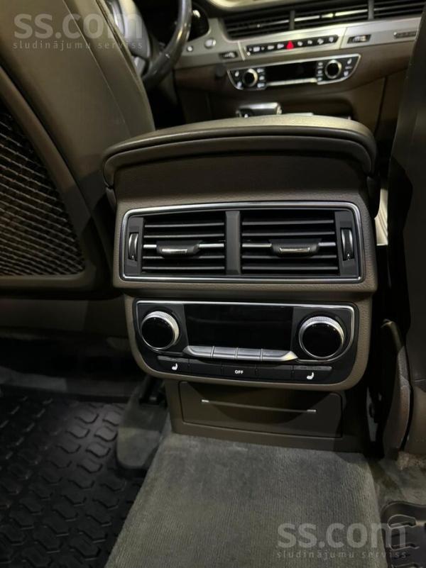 Brown Audi Q7 2016 in Riga, with an engine capacity of 3.00 L and mileage of 238 thousand km for 21500 €, photo 5 on AUTOMOTO.COM.LV