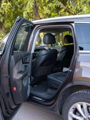 Brown Audi Q7 2016 in Mazeikiai, with an engine capacity of 2.97 L and mileage of 370 thousand km for 18800 €, photo 12 on AUTOMOTO.COM.LV