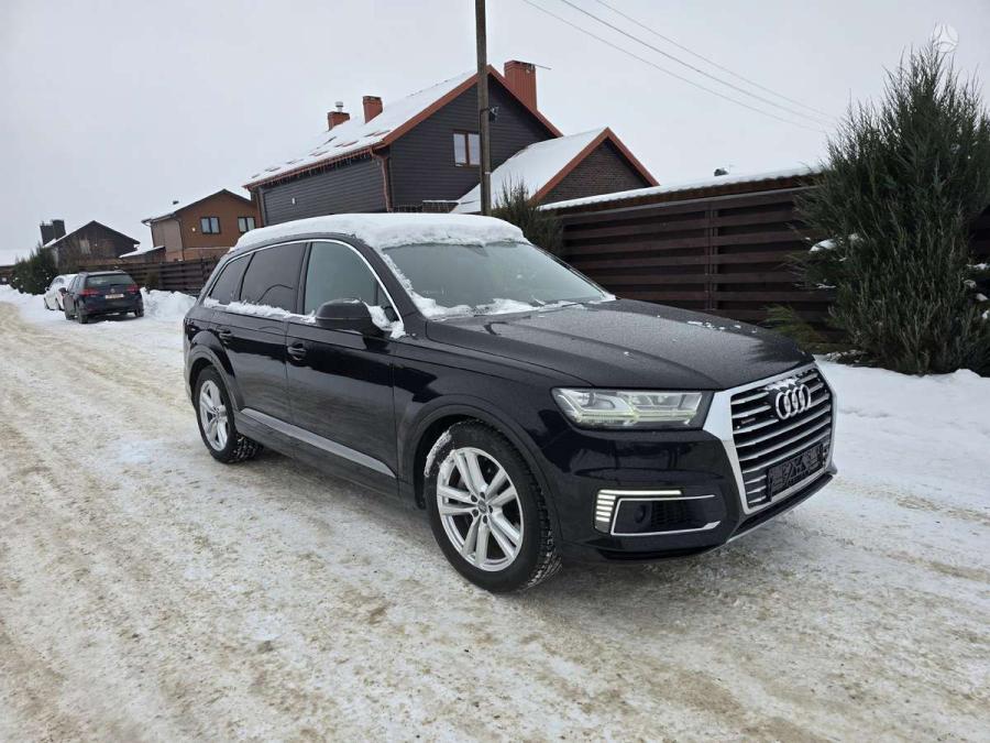 Black Audi Q7 e-tron 2016 in Kaunas, with an engine capacity of 3.00 L and mileage of 246 thousand km for 19950 €, photo 4 on AUTOMOTO.COM.LV