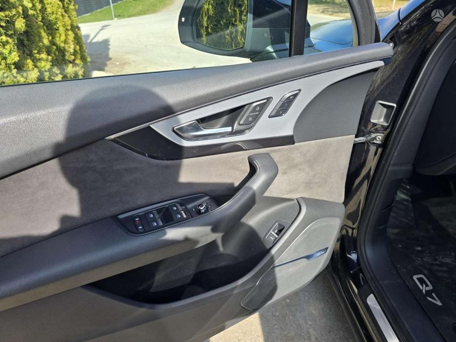Melns Audi Q7 e-tron 2016 Kauņa, ar dzinēja tilpumu 3.00 L un nobraukumu 246 tūkst. km par 18800 €, foto 15 vietnē AUTOMOTO.COM.LV