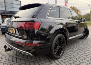 Black Audi Q7 e-tron 2016 in Kaunas, with an engine capacity of 3.00 L and mileage of 295 thousand km for 21900 €, photo 6 on AUTOMOTO.COM.LV