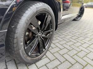 Black Audi Q7 e-tron 2016 in Kaunas, with an engine capacity of 3.00 L and mileage of 295 thousand km for 21900 €, photo 9 on AUTOMOTO.COM.LV