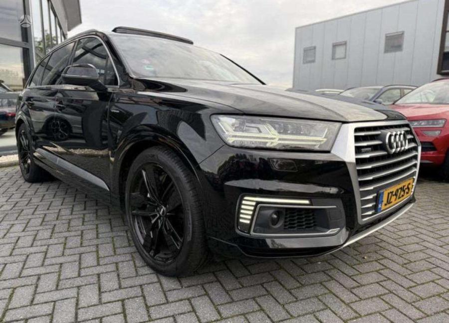 Black Audi Q7 e-tron 2016 in Kaunas, with an engine capacity of 3.00 L and mileage of 295 thousand km for 21900 €, photo 11 on AUTOMOTO.COM.LV