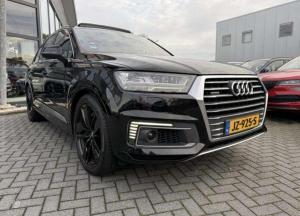 Black Audi Q7 e-tron 2016 in Kaunas, with an engine capacity of 3.00 L and mileage of 295 thousand km for 21900 €, photo 12 on AUTOMOTO.COM.LV