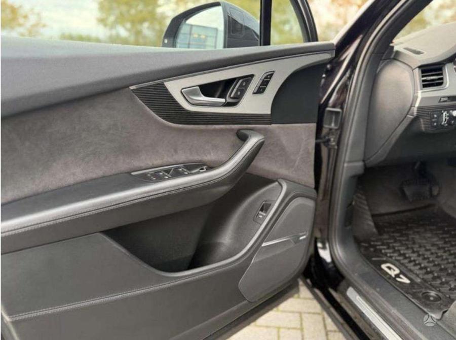Black Audi Q7 e-tron 2016 in Kaunas, with an engine capacity of 3.00 L and mileage of 295 thousand km for 21900 €, photo 14 on AUTOMOTO.COM.LV