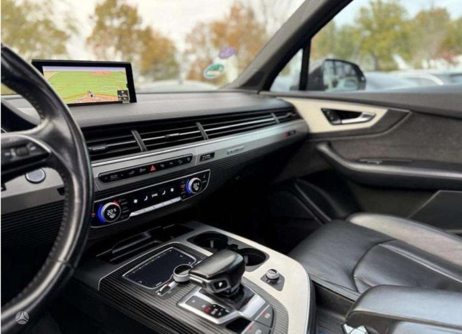Black Audi Q7 e-tron 2016 in Kaunas, with an engine capacity of 3.00 L and mileage of 295 thousand km for 21900 €, photo 16 on AUTOMOTO.COM.LV
