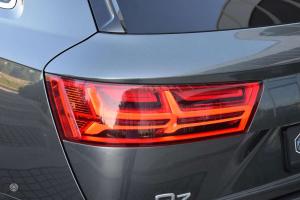 Pelēks Audi Q7 e-tron 2016 Viļņa, ar dzinēja tilpumu 3.00 L un nobraukumu 270 tūkst. km par 20500 €, foto 14 vietnē AUTOMOTO.COM.LV