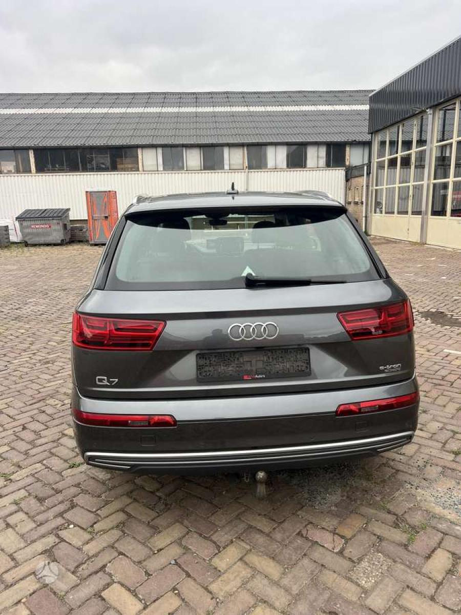 Grey Audi Q7 e-tron 2016 in Vilnius, with an engine capacity of 0.00 L and mileage of 256 thousand km for 14500 €, photo 8 on AUTOMOTO.COM.LV