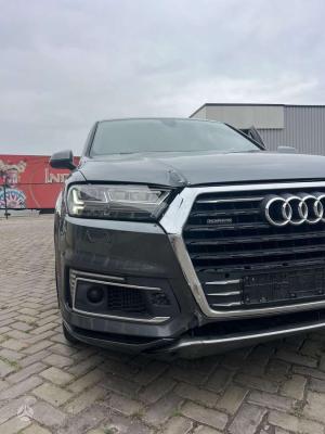 Grey Audi Q7 e-tron 2016 in Vilnius, with an engine capacity of 0.00 L and mileage of 256 thousand km for 14500 €, photo 9 on AUTOMOTO.COM.LV