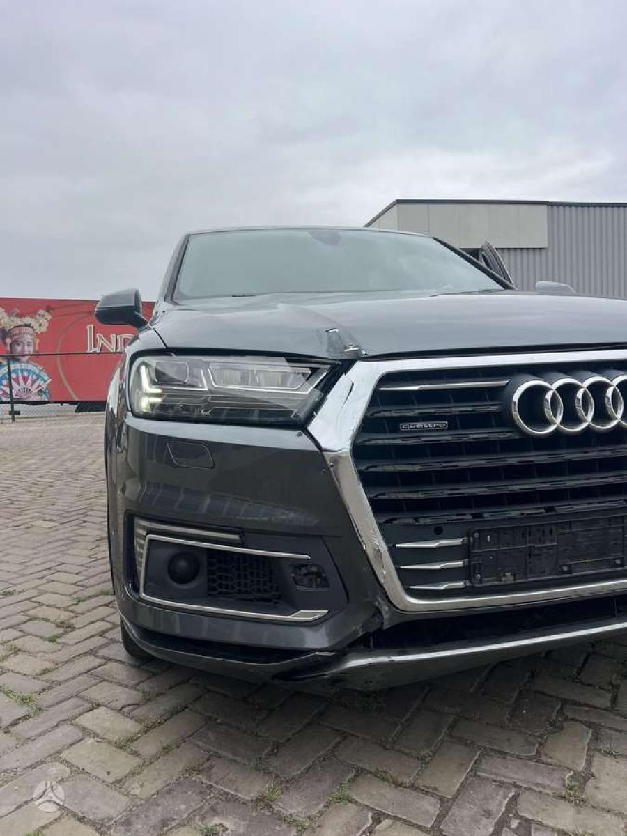 Grey Audi Q7 e-tron 2016 in Vilnius, with an engine capacity of 0.00 L and mileage of 256 thousand km for 14500 €, photo 9 on AUTOMOTO.COM.LV
