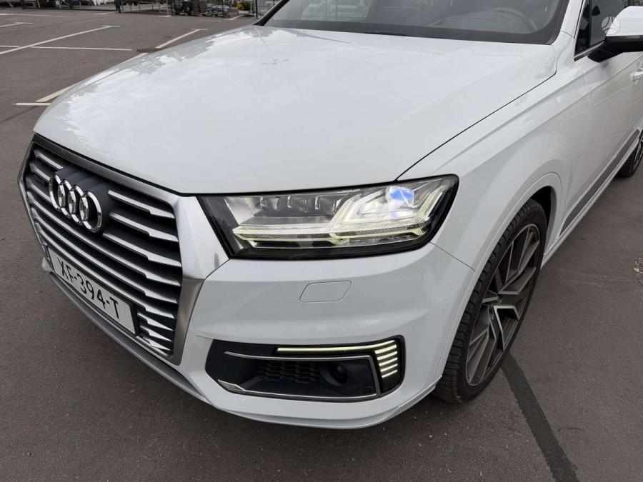 White Audi Q7 e-tron 2016 in Utena, with an engine capacity of 3.00 L and mileage of 147 thousand km for 29900 €, photo 6 on AUTOMOTO.COM.LV