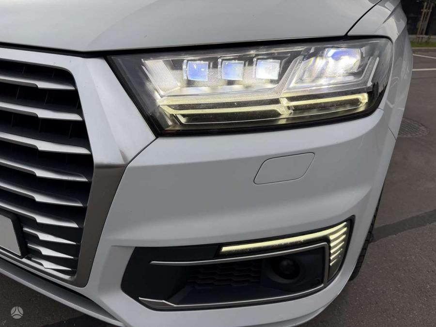 White Audi Q7 e-tron 2016 in Utena, with an engine capacity of 3.00 L and mileage of 147 thousand km for 29900 €, photo 10 on AUTOMOTO.COM.LV