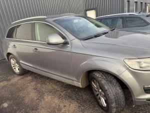 Grey Audi Q7 2006 in Vilnius, with an engine capacity of 2.97 L and mileage of 390 thousand km for 2500 €, photo 2 on AUTOMOTO.COM.LV
