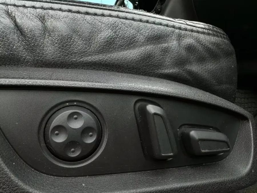 Grey Audi Q7 2006 in Riga, with an engine capacity of 3.00 L and mileage of 316 thousand km for 6390 €, photo 11 on AUTOMOTO.COM.LV