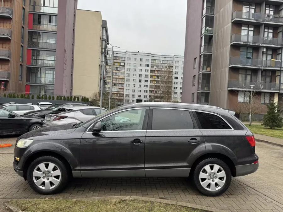 Grey Audi Q7 2006 in Riga, with an engine capacity of 3.00 L and mileage of 313 thousand km for 4990 €, photo 4 on AUTOMOTO.COM.LV