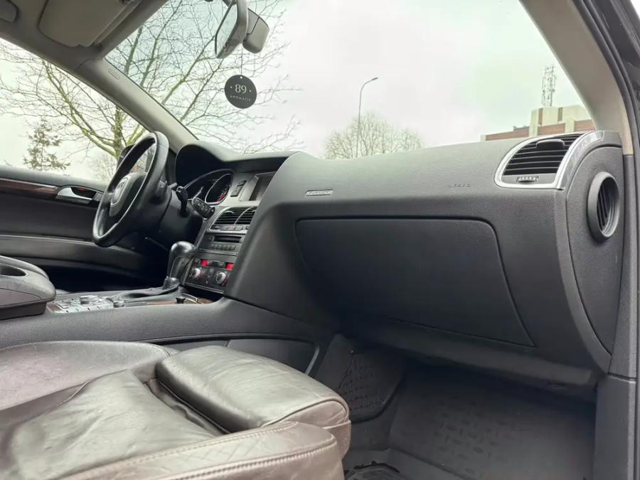 Grey Audi Q7 2006 in Riga, with an engine capacity of 3.00 L and mileage of 313 thousand km for 4990 €, photo 16 on AUTOMOTO.COM.LV