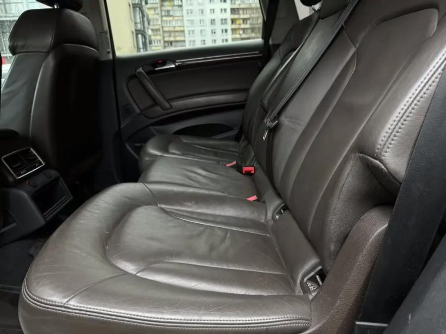 Grey Audi Q7 2006 in Riga, with an engine capacity of 3.00 L and mileage of 313 thousand km for 4990 €, photo 18 on AUTOMOTO.COM.LV