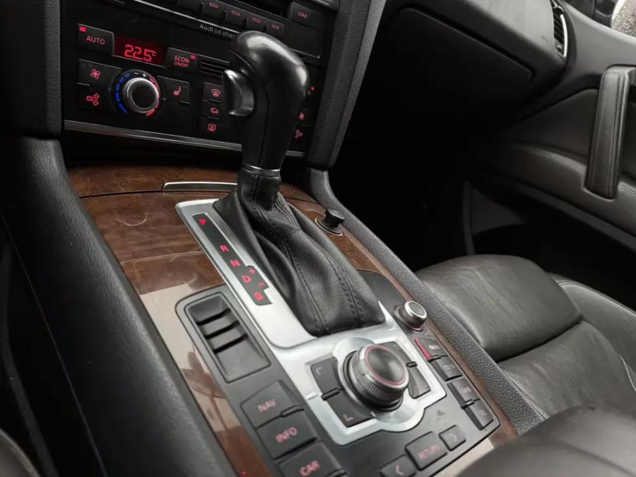 Grey Audi Q7 2006 in Riga, with an engine capacity of 3.00 L and mileage of 313 thousand km for 4990 €, photo 31 on AUTOMOTO.COM.LV