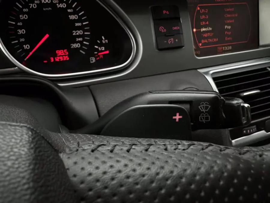 Grey Audi Q7 2006 in Riga, with an engine capacity of 3.00 L and mileage of 313 thousand km for 4990 €, photo 34 on AUTOMOTO.COM.LV