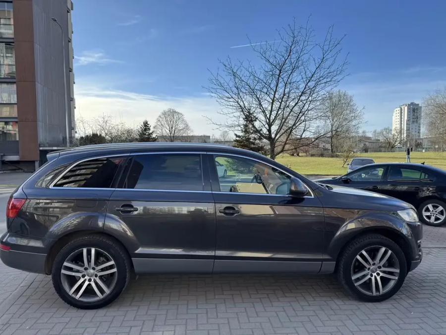 Grey Audi Q7 2006 in Riga, with an engine capacity of 3.00 L and mileage of 324 thousand km for 6490 €, photo 4 on AUTOMOTO.COM.LV