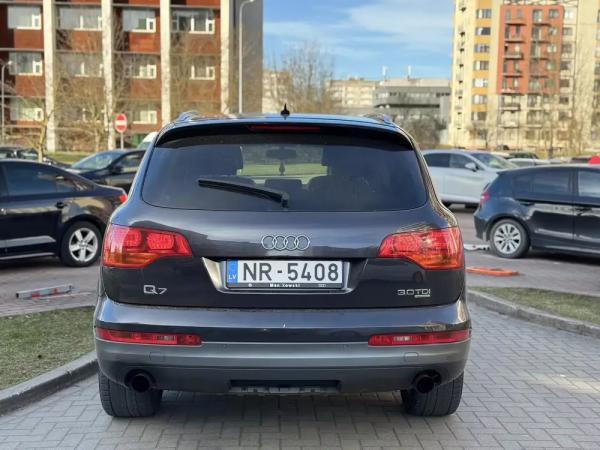 Grey Audi Q7 2006 in Riga, with an engine capacity of 3.00 L and mileage of 324 thousand km for 6490 €, photo 4 on AUTOMOTO.COM.LV