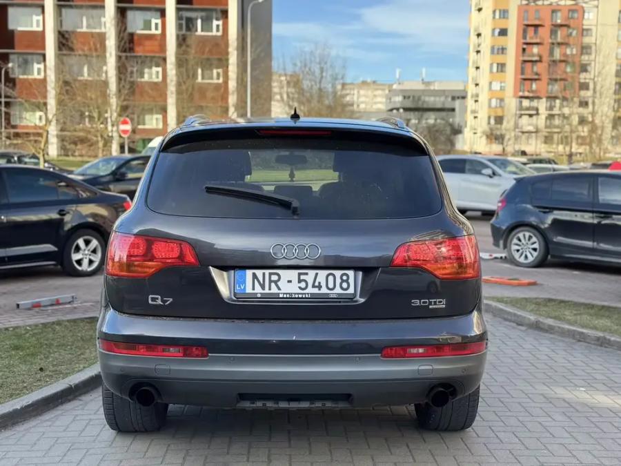 Grey Audi Q7 2006 in Riga, with an engine capacity of 3.00 L and mileage of 324 thousand km for 6490 €, photo 5 on AUTOMOTO.COM.LV