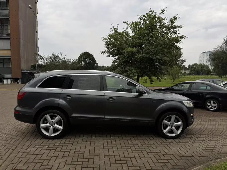 Grey Audi Q7 2006 in Riga, with an engine capacity of 3.00 L and mileage of 325 thousand km for 5990 €, photo 5 on AUTOMOTO.COM.LV