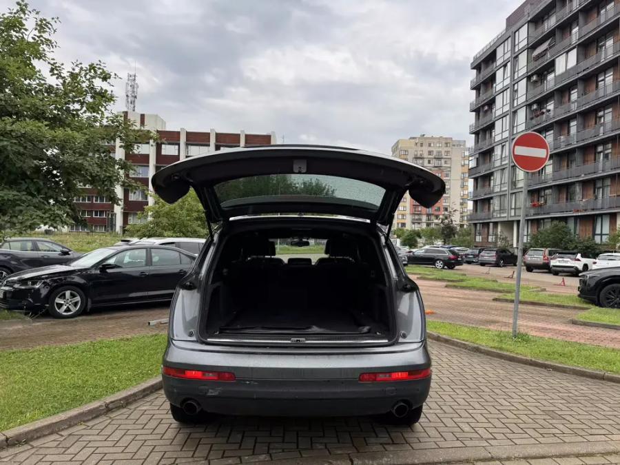Grey Audi Q7 2006 in Riga, with an engine capacity of 3.00 L and mileage of 325 thousand km for 5990 €, photo 7 on AUTOMOTO.COM.LV