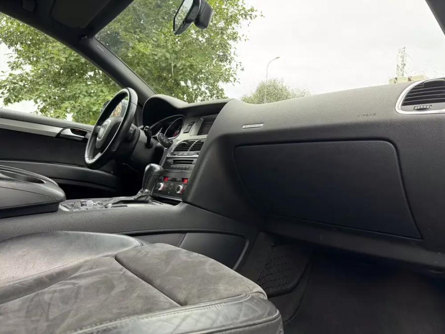 Grey Audi Q7 2006 in Riga, with an engine capacity of 3.00 L and mileage of 325 thousand km for 5990 €, photo 10 on AUTOMOTO.COM.LV