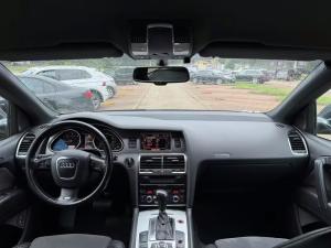 Grey Audi Q7 2006 in Riga, with an engine capacity of 3.00 L and mileage of 325 thousand km for 5990 €, photo 11 on AUTOMOTO.COM.LV