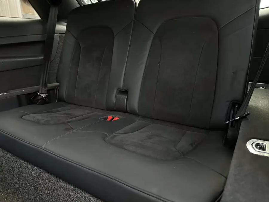 Grey Audi Q7 2006 in Riga, with an engine capacity of 3.00 L and mileage of 344 thousand km for 6490 €, photo 8 on AUTOMOTO.COM.LV