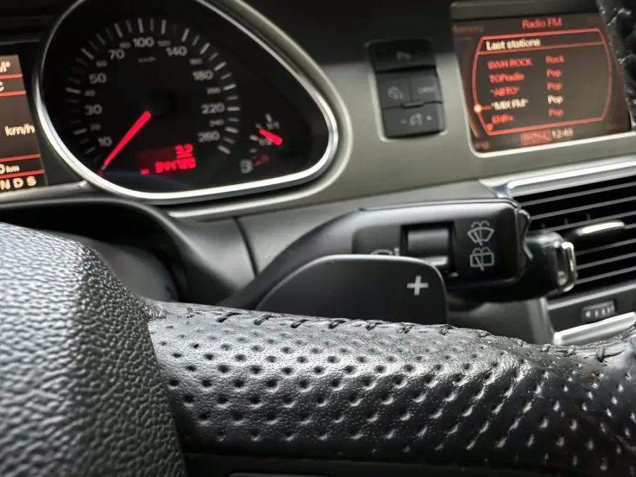 Grey Audi Q7 2006 in Riga, with an engine capacity of 3.00 L and mileage of 344 thousand km for 6490 €, photo 32 on AUTOMOTO.COM.LV