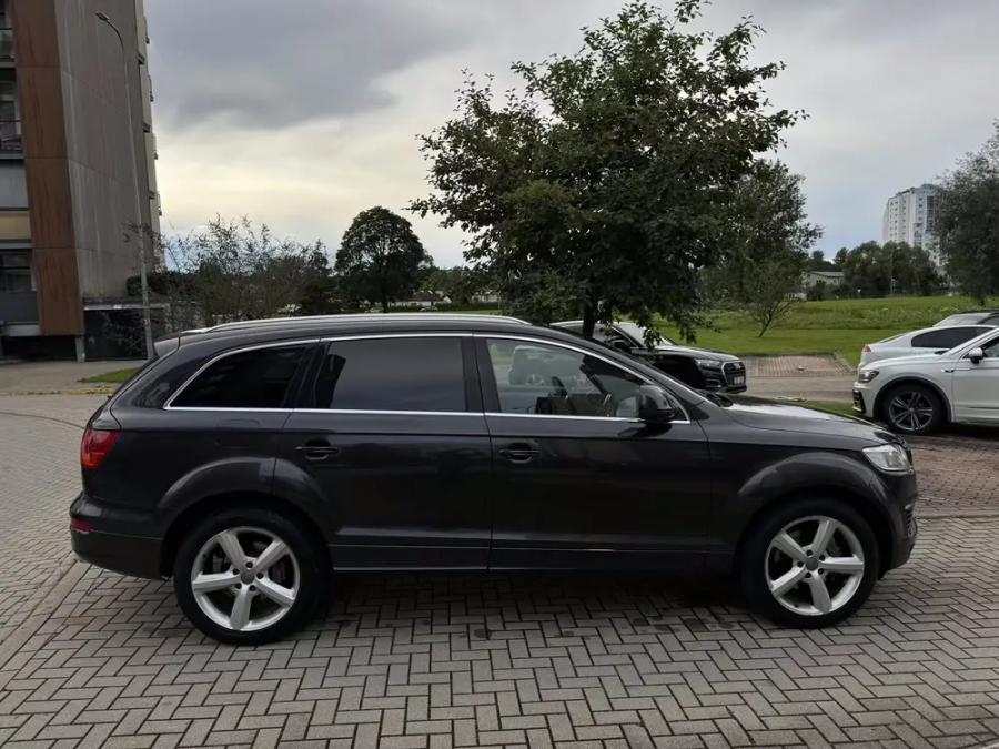 Grey Audi Q7 2006 in Riga, with an engine capacity of 3.00 L and mileage of 356 thousand km for 7490 €, photo 4 on AUTOMOTO.COM.LV
