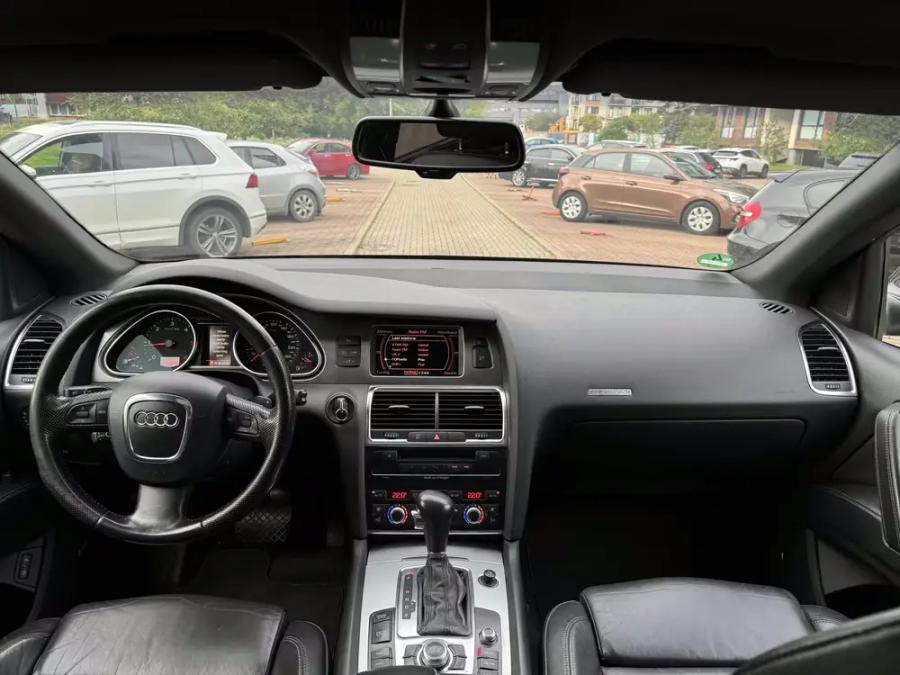 Grey Audi Q7 2006 in Riga, with an engine capacity of 3.00 L and mileage of 356 thousand km for 7490 €, photo 8 on AUTOMOTO.COM.LV