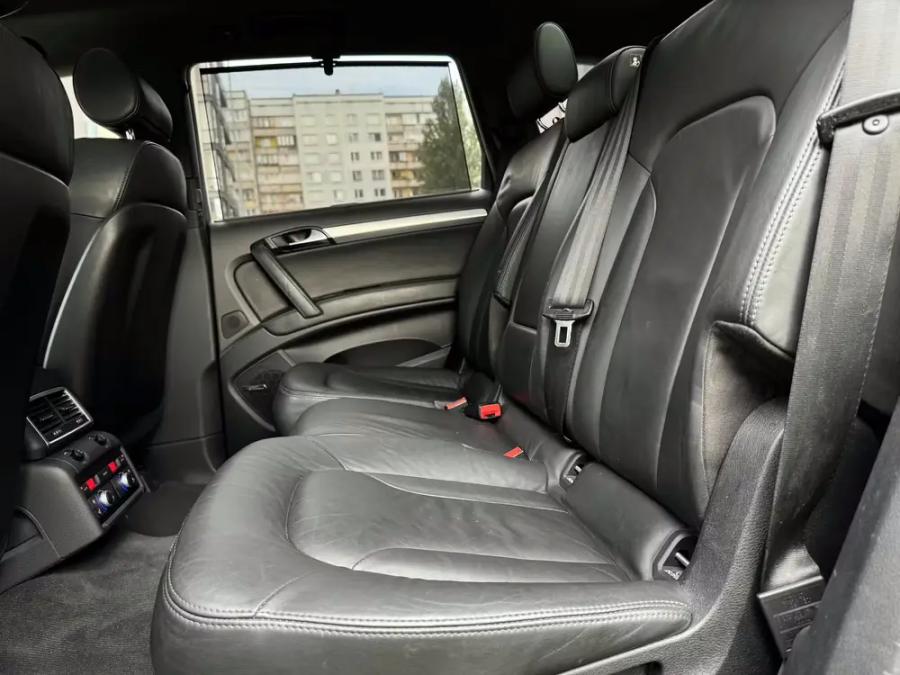 Grey Audi Q7 2006 in Riga, with an engine capacity of 3.00 L and mileage of 356 thousand km for 7490 €, photo 9 on AUTOMOTO.COM.LV