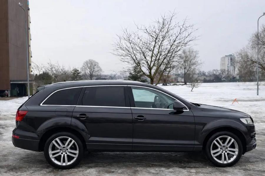 Grey Audi Q7 2006 in Riga, with an engine capacity of 3.00 L and mileage of 374 thousand km for 5990 €, photo 3 on AUTOMOTO.COM.LV