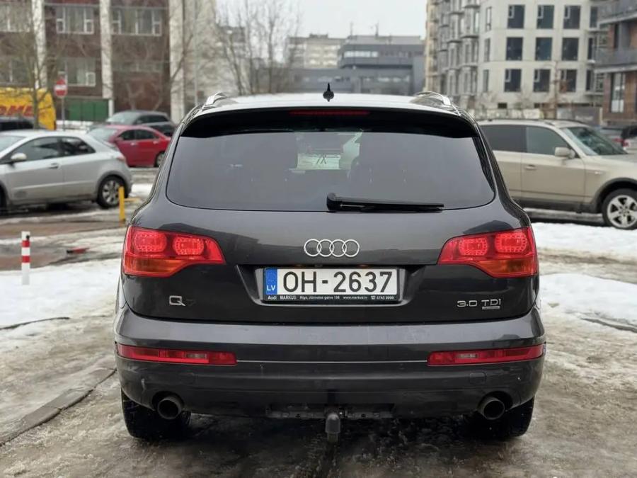 Grey Audi Q7 2006 in Riga, with an engine capacity of 3.00 L and mileage of 374 thousand km for 5990 €, photo 5 on AUTOMOTO.COM.LV