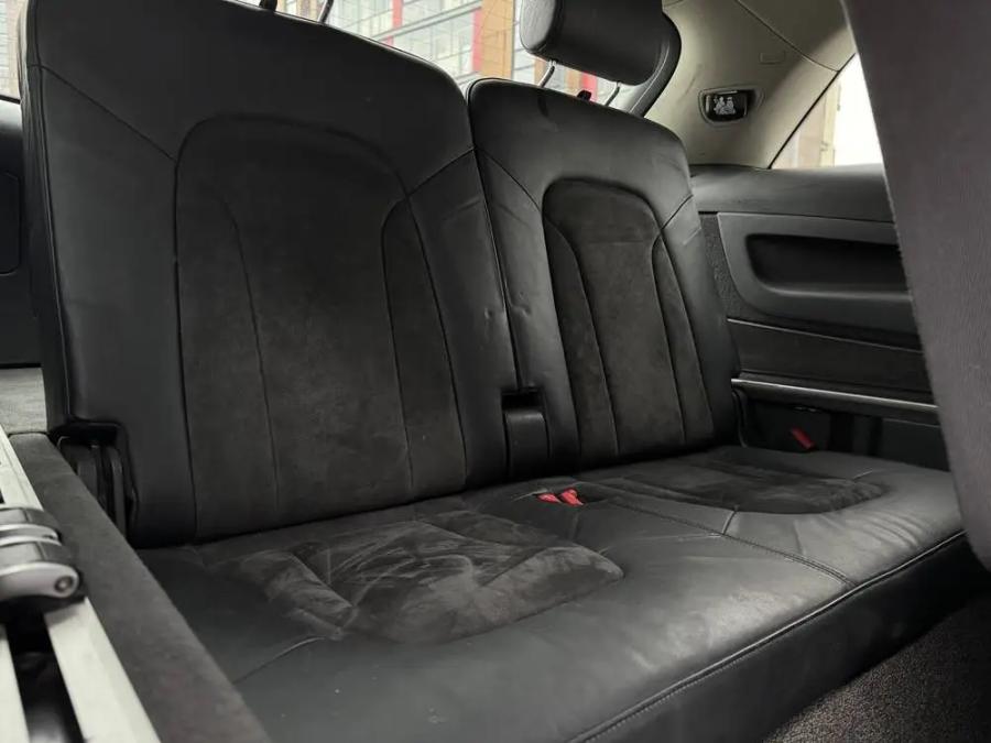 Grey Audi Q7 2006 in Riga, with an engine capacity of 3.00 L and mileage of 374 thousand km for 5990 €, photo 8 on AUTOMOTO.COM.LV