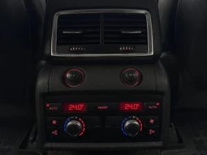 Grey Audi Q7 2006 in Riga, with an engine capacity of 3.00 L and mileage of 374 thousand km for 5990 €, photo 17 on AUTOMOTO.COM.LV
