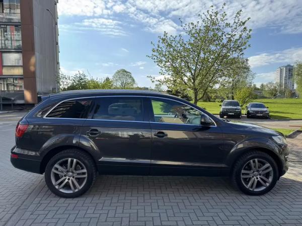 Grey Audi Q7 2006 in Riga, with an engine capacity of 3.00 L and mileage of 270 thousand km for 5990 €, photo 5 on AUTOMOTO.COM.LV
