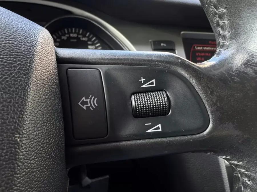 Pelēks Audi Q7 2006 Rīga, ar dzinēja tilpumu 3.00 L un nobraukumu 270 tūkst. km par 5990 €, foto 33 vietnē AUTOMOTO.COM.LV