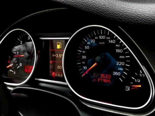 Pelēks Audi Q7 2006 Rīga, ar dzinēja tilpumu 3.00 L un nobraukumu 278 tūkst. km par 8390 €, foto 8 vietnē AUTOMOTO.COM.LV