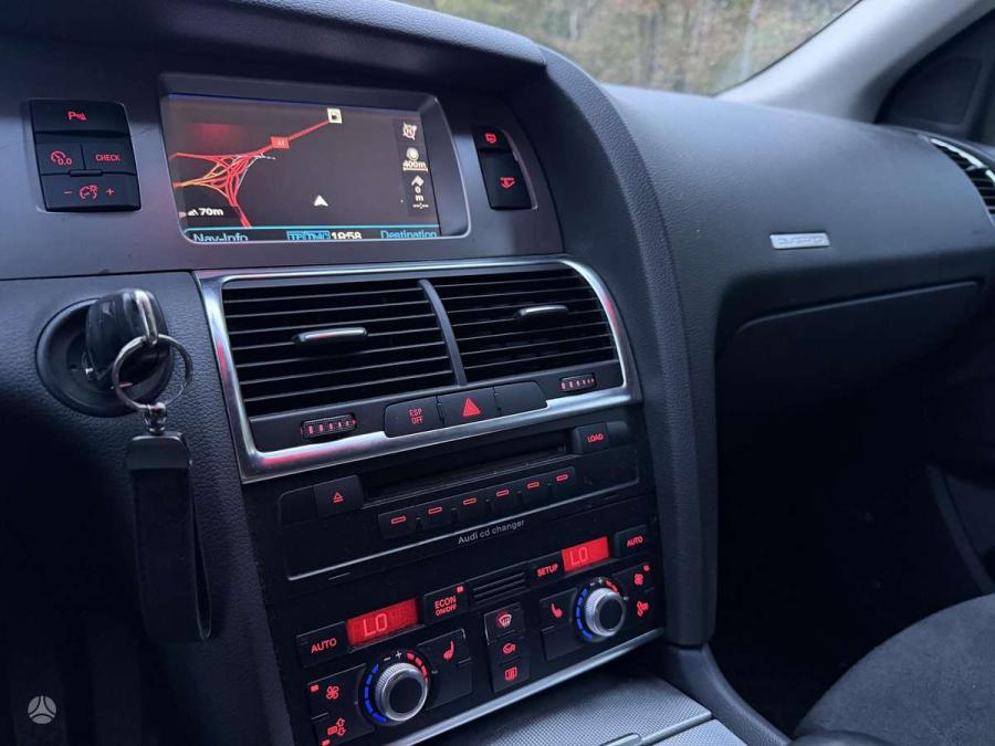 Pelēks Audi Q7 2006 Kauņa, ar dzinēja tilpumu 2.97 L un nobraukumu 320 tūkst. km par 5650 €, foto 24 vietnē AUTOMOTO.COM.LV