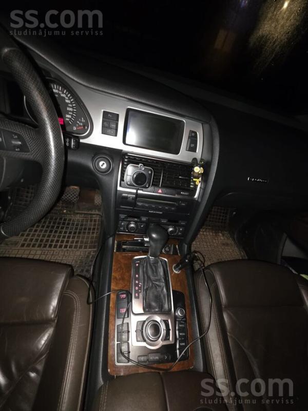Grey Audi Q7 2007 in Riga, with an engine capacity of 4.20 L and mileage of 0 thousand km for 3000 €, photo 9 on AUTOMOTO.COM.LV