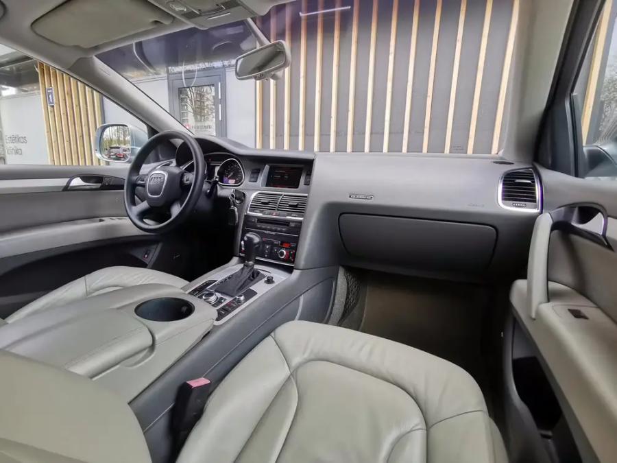 Grey Audi Q7 2007 in Riga, with an engine capacity of 3.00 L and mileage of 273 thousand km for 6590 €, photo 4 on AUTOMOTO.COM.LV