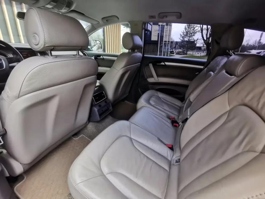 Grey Audi Q7 2007 in Riga, with an engine capacity of 3.00 L and mileage of 273 thousand km for 6590 €, photo 5 on AUTOMOTO.COM.LV