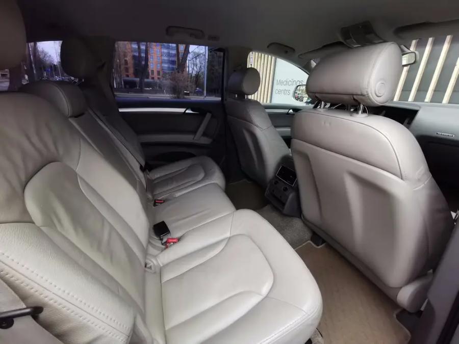 Grey Audi Q7 2007 in Riga, with an engine capacity of 3.00 L and mileage of 273 thousand km for 6590 €, photo 6 on AUTOMOTO.COM.LV