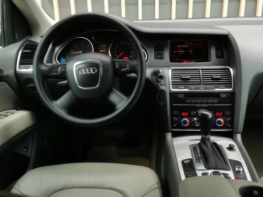 Grey Audi Q7 2007 in Riga, with an engine capacity of 3.00 L and mileage of 273 thousand km for 6590 €, photo 7 on AUTOMOTO.COM.LV
