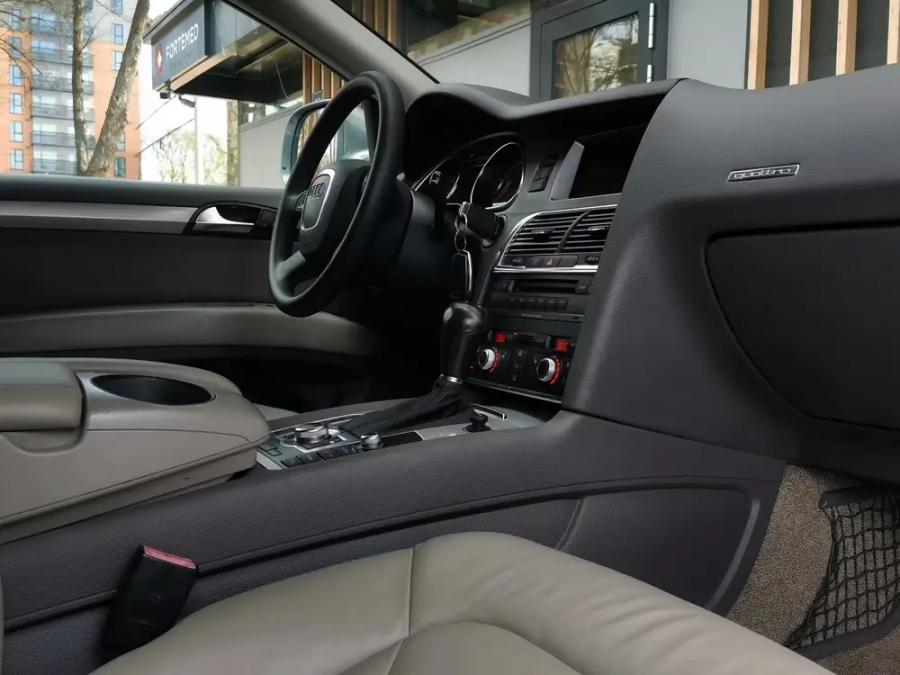 Grey Audi Q7 2007 in Riga, with an engine capacity of 3.00 L and mileage of 273 thousand km for 6590 €, photo 8 on AUTOMOTO.COM.LV